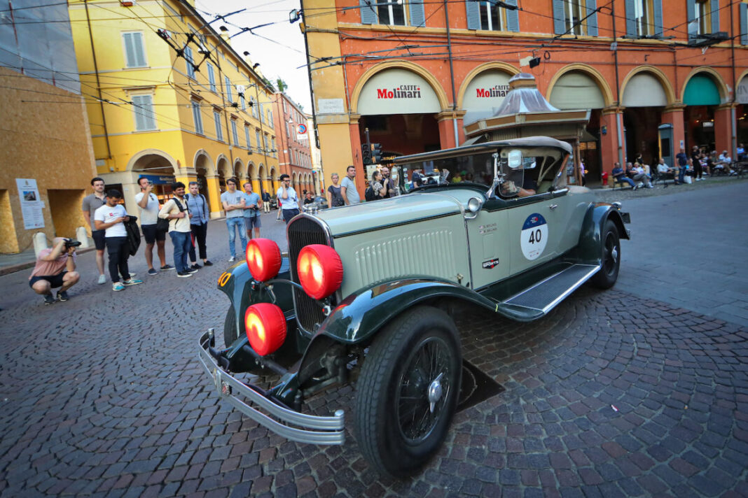 Motori e fascino senza tempo: la Mille Miglia torna a emozionare Modena ...